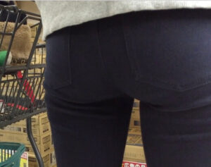 【20代若妻の美尻】スーパーでダンナとお買い物中 ダンナがいるのに嫁の黒スキニーケツを視 w が半額 | Xcolle