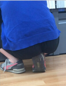 【20代OLの美尻】黒スキニープリ尻美人OL座り込み読みでケツをカカトにムニムニ逆さ撮り が半額 | Xcolle