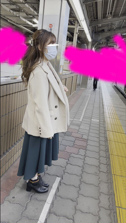 [電車胸チラ]SNSに夢中の隙だらけおっぱい!!からのフラッシュ逆さ撮りパンチラ が半額 | Xcolle