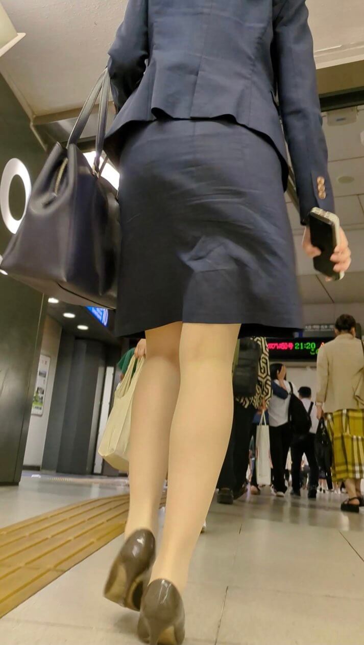 【125】超美形スタイル抜群なスーツOLさんに一駅密着！ が半額 | Xcolle