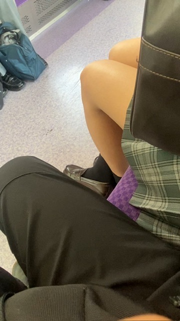 盗撮．最寄り駅のJK#6 ～隣に座って逆さまで～ が半額 | Xcolle