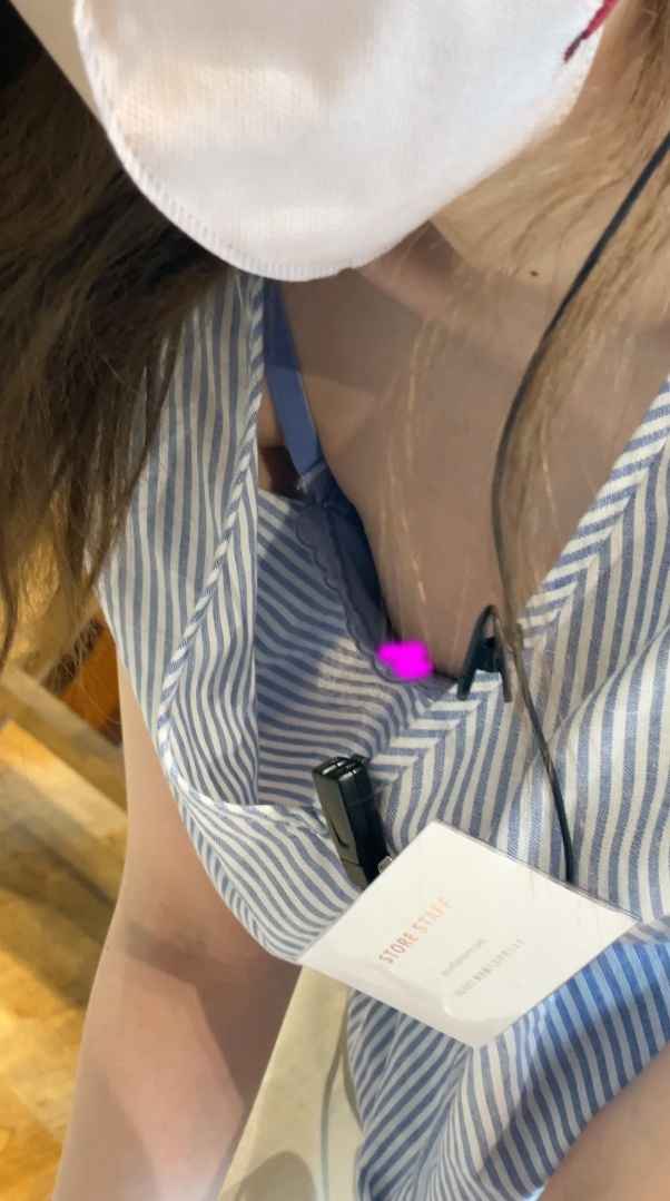 【働く女性の胸ちらver.1】 ~雑貨屋で働く丸メガネ美女の胸ちら〜 が半額 | Xcolle