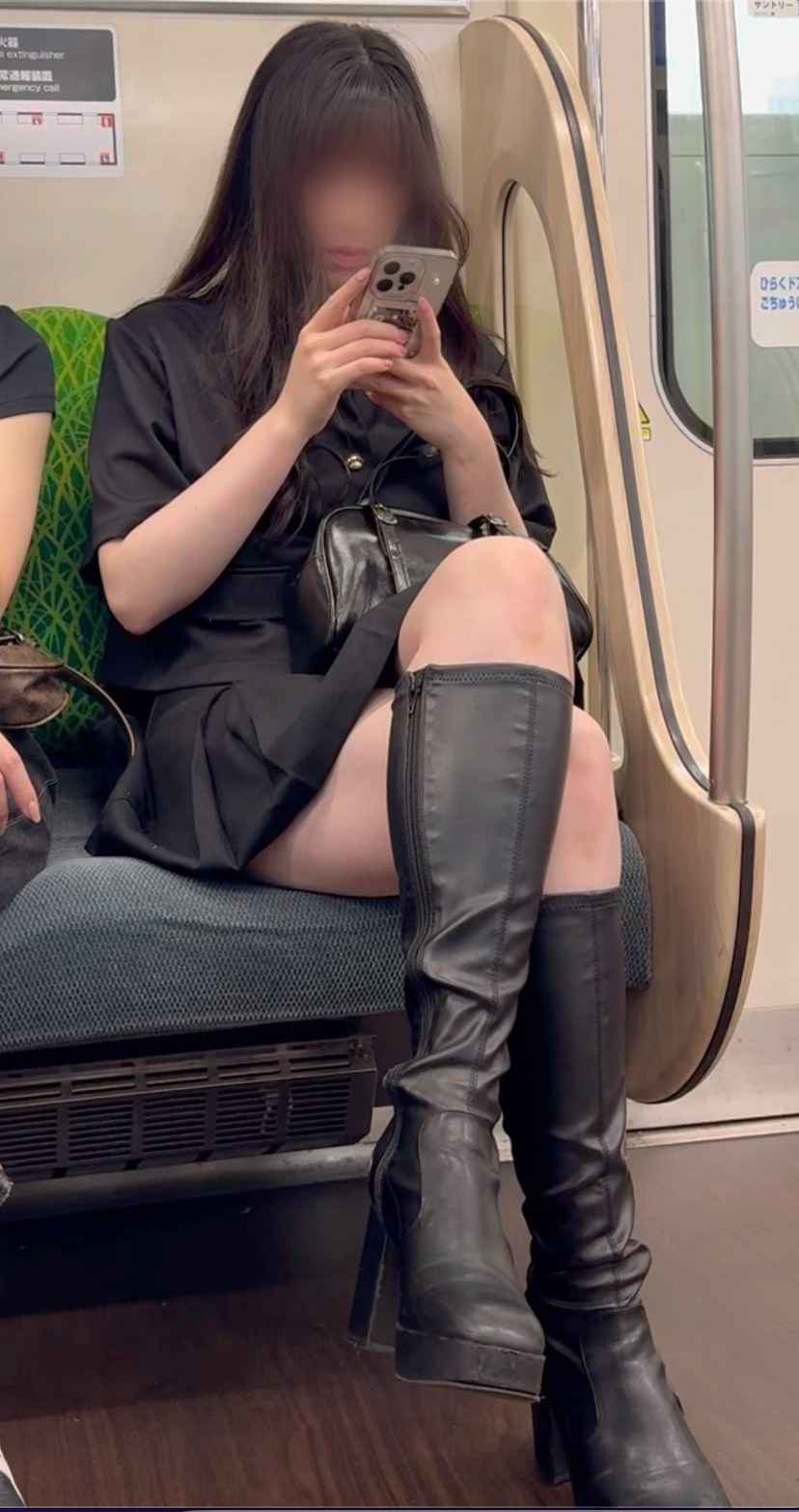 【再販】13分の長編 エロフェロモン発動！脚を組むS級美女お姉さんの生脚に刮目せよ が半額 | Xcolle