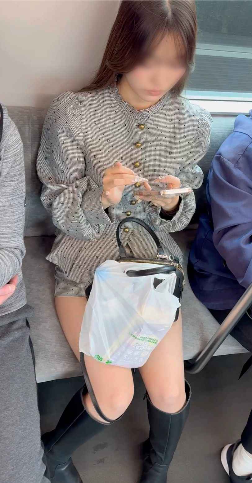 【再販】S級美人お姉さんの脚をじっくり堪能！生脚美脚を真上と接近からの撮影 が半額 | Xcolle